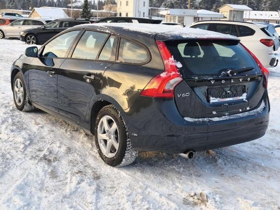 Pelēks Volvo V60 2014 Utena, ar dzinēja tilpumu 1.60 L un nobraukumu 265 tūkst. km par 5950 €, foto 4 vietnē AUTOMOTO.COM.LV