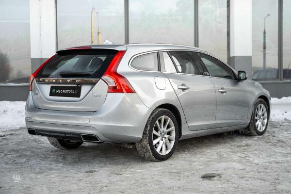 Pelēks Volvo V60 2014 Viļņa, ar dzinēja tilpumu 2.40 L un nobraukumu 243 tūkst. km par 9300 €, foto 5 vietnē AUTOMOTO.COM.LV