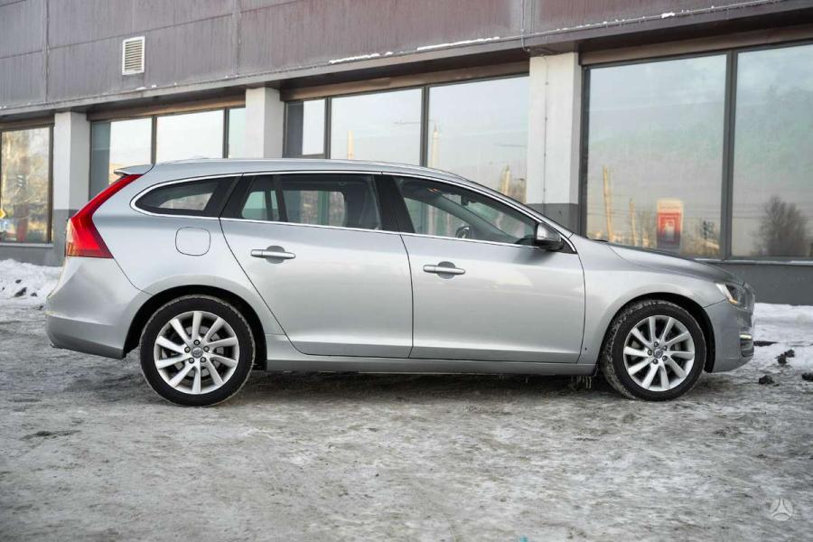 Pelēks Volvo V60 2014 Viļņa, ar dzinēja tilpumu 2.40 L un nobraukumu 243 tūkst. km par 9300 €, foto 7 vietnē AUTOMOTO.COM.LV