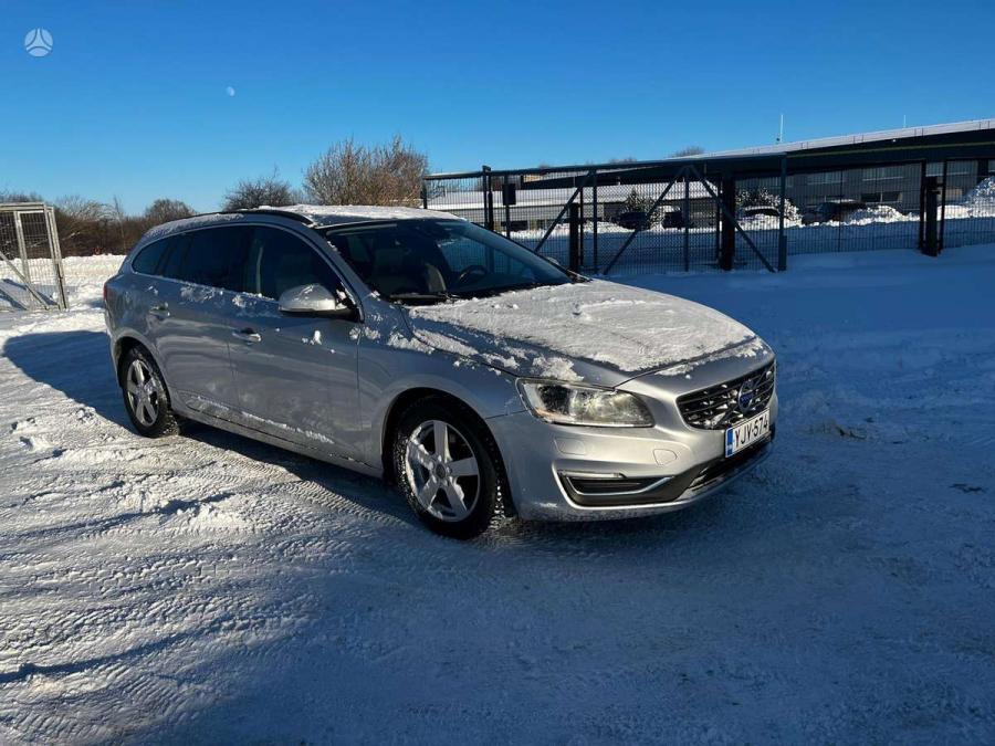 Grey Volvo V60 2014 in Siauliai, with an engine capacity of 1.97 L and mileage of 232 thousand km for 6999 €, photo 2 on AUTOMOTO.COM.LV