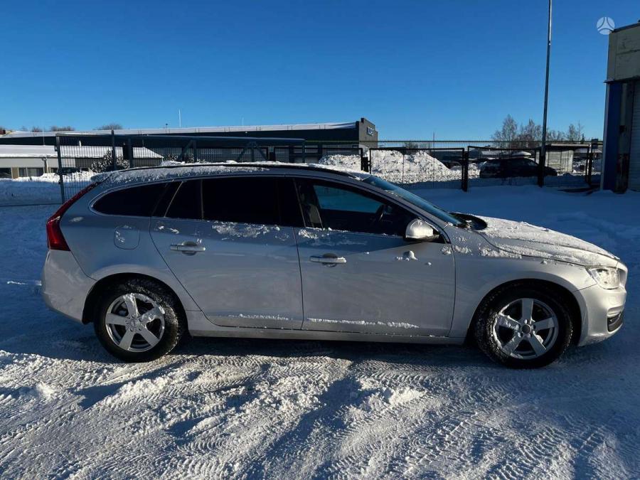 Grey Volvo V60 2014 in Siauliai, with an engine capacity of 1.97 L and mileage of 232 thousand km for 6999 €, photo 3 on AUTOMOTO.COM.LV