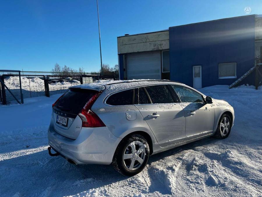 Grey Volvo V60 2014 in Siauliai, with an engine capacity of 1.97 L and mileage of 232 thousand km for 6999 €, photo 4 on AUTOMOTO.COM.LV