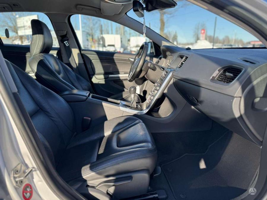 Pelēks Volvo V60 2014 Tauragė, ar dzinēja tilpumu 1.98 L un nobraukumu 258 tūkst. km par 6300 €, foto 12 vietnē AUTOMOTO.COM.LV