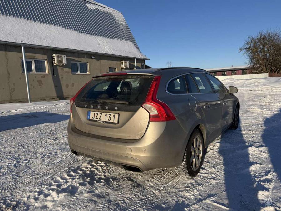 Pelēks Volvo V60 2014 Kauņa, ar dzinēja tilpumu 2.00 L un nobraukumu 249 tūkst. km par 4900 €, foto 5 vietnē AUTOMOTO.COM.LV