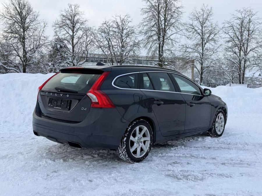 Pelēks Volvo V60 2014 Plungė, ar dzinēja tilpumu 1.98 L un nobraukumu 299 tūkst. km par 6550 €, foto 4 vietnē AUTOMOTO.COM.LV
