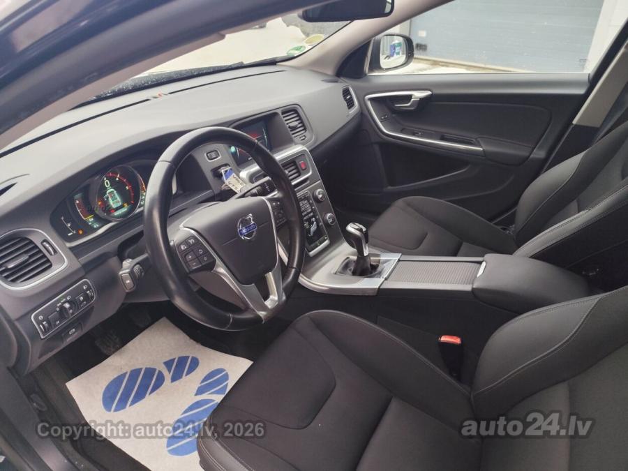 Pelēks Volvo V60 2014 Paide, ar dzinēja tilpumu 2.00 L un nobraukumu 177 tūkst. km par 7990 €, foto 14 vietnē AUTOMOTO.COM.LV