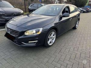 Pelēks Volvo V60 2014 Šauļi, ar dzinēja tilpumu 2.40 L un nobraukumu 200 tūkst. km par 5650 €, foto  vietnē AUTOMOTO.COM.LV