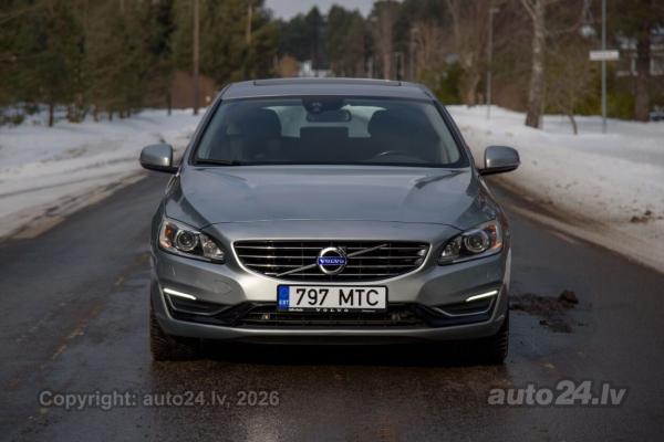 Pelēks Volvo V60 2014 Pērnava, ar dzinēja tilpumu 2.40 L un nobraukumu 283 tūkst. km par 9500 €, foto 2 vietnē AUTOMOTO.COM.LV