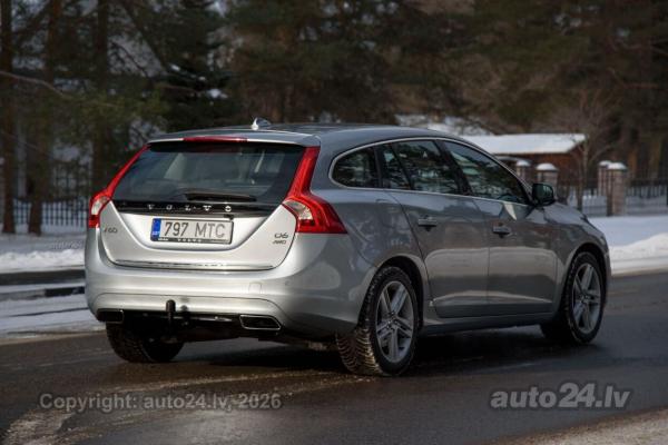 Pelēks Volvo V60 2014 Pērnava, ar dzinēja tilpumu 2.40 L un nobraukumu 283 tūkst. km par 9500 €, foto 4 vietnē AUTOMOTO.COM.LV