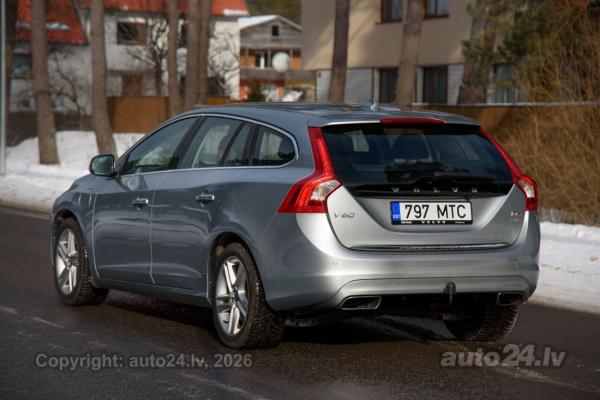 Pelēks Volvo V60 2014 Pērnava, ar dzinēja tilpumu 2.40 L un nobraukumu 283 tūkst. km par 9500 €, foto 6 vietnē AUTOMOTO.COM.LV