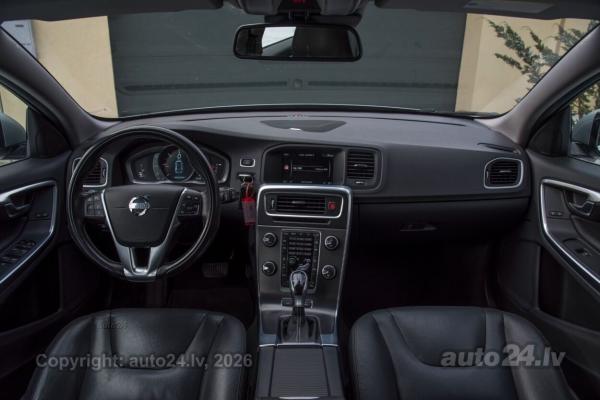 Pelēks Volvo V60 2014 Pērnava, ar dzinēja tilpumu 2.40 L un nobraukumu 283 tūkst. km par 9500 €, foto 7 vietnē AUTOMOTO.COM.LV