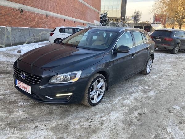 Grey Volvo V60 2014 in Vilnius, with an engine capacity of 2.40 L and mileage of 300 thousand km for 5750 €, photo 1 on AUTOMOTO.COM.LV