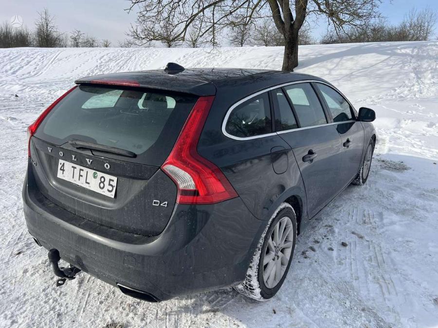 Pelēks Volvo V60 2014 Kauņa, ar dzinēja tilpumu 1.97 L un nobraukumu 334 tūkst. km par 6100 €, foto 3 vietnē AUTOMOTO.COM.LV