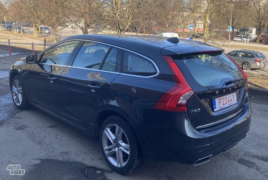 Pelēks Volvo V60 2014 Viļņa, ar dzinēja tilpumu 2.40 L un nobraukumu 298 tūkst. km par 5499 €, foto 2 vietnē AUTOMOTO.COM.LV