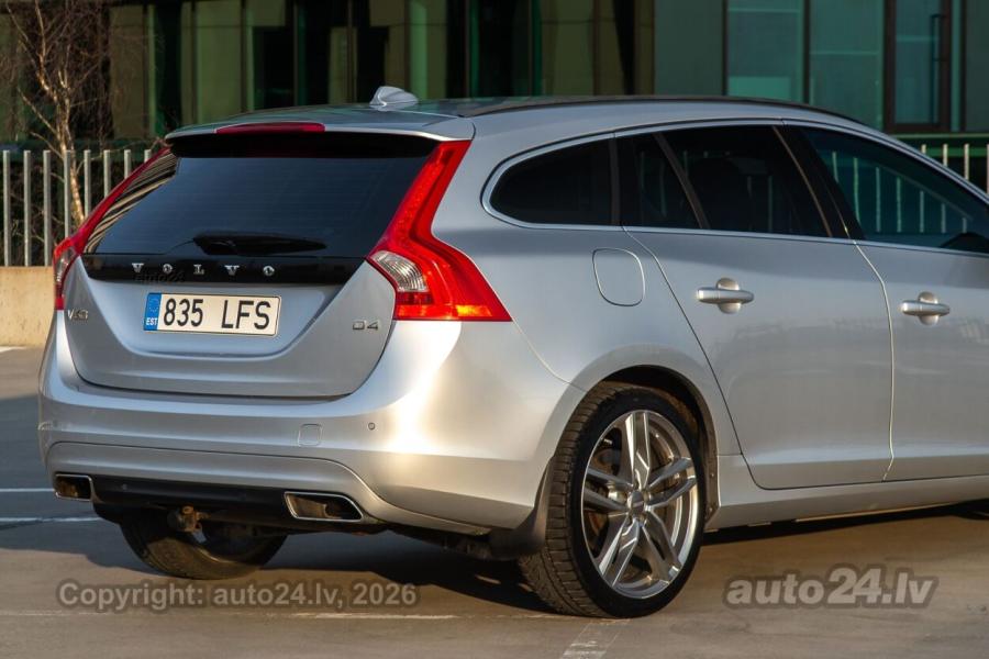 Pelēks Volvo V60 2014 Tallina, ar dzinēja tilpumu 2.00 L un nobraukumu 262 tūkst. km par 8950 €, foto 16 vietnē AUTOMOTO.COM.LV