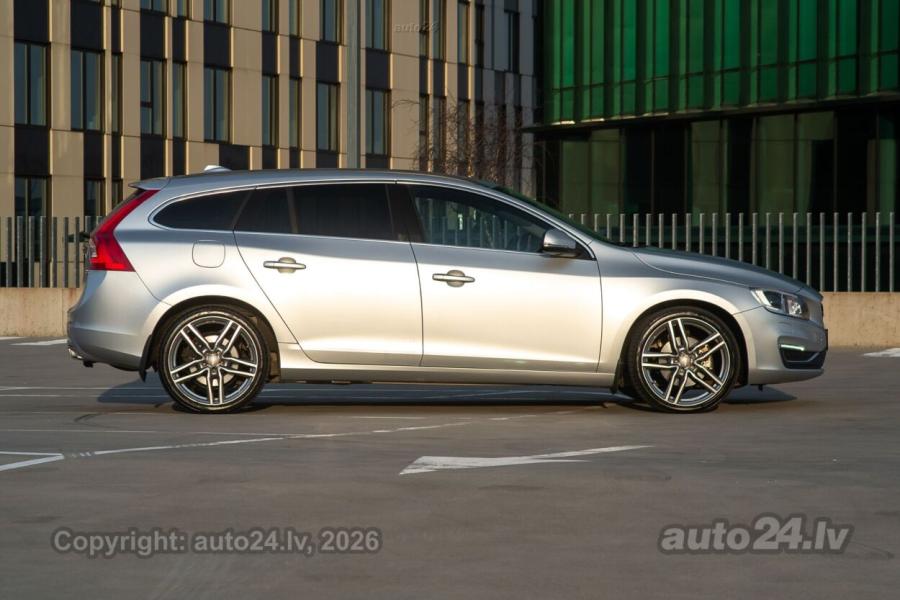 Pelēks Volvo V60 2014 Tallina, ar dzinēja tilpumu 2.00 L un nobraukumu 262 tūkst. km par 8950 €, foto 17 vietnē AUTOMOTO.COM.LV