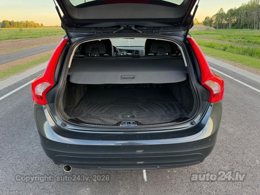 Grey Volvo V60 2014 in Tallinn, with an engine capacity of 1.60 L and mileage of 103 thousand km for 8290 €, photo 16 on AUTOMOTO.COM.LV