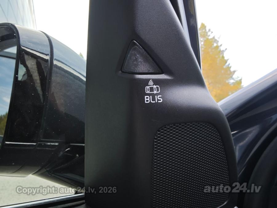 Grey Volvo V60 2014 in Tallinn, with an engine capacity of 2.40 L and mileage of 298 thousand km for 8900 €, photo 11 on AUTOMOTO.COM.LV