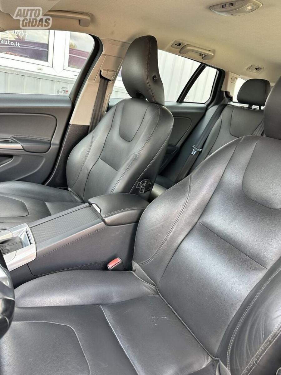 Pelēks Volvo V60 2014 Pabradė, ar dzinēja tilpumu 2.40 L un nobraukumu 246 tūkst. km par 8250 €, foto 10 vietnē AUTOMOTO.COM.LV