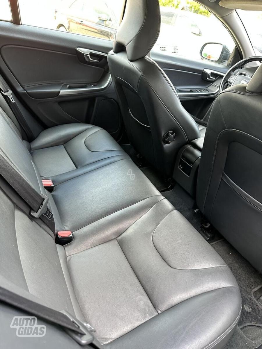 Pelēks Volvo V60 2014 Pabradė, ar dzinēja tilpumu 2.40 L un nobraukumu 246 tūkst. km par 8250 €, foto 12 vietnē AUTOMOTO.COM.LV