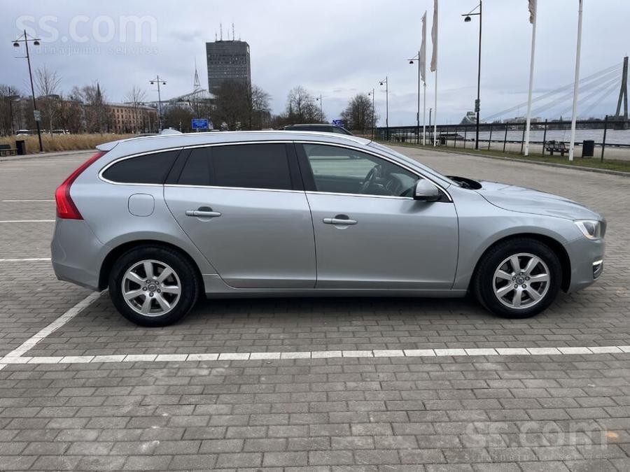 Pelēks Volvo V60 2014 Rīga, ar dzinēja tilpumu 2.40 L un nobraukumu 206 tūkst. km par 9990 €, foto 3 vietnē AUTOMOTO.COM.LV