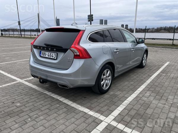 Pelēks Volvo V60 2014 Rīga, ar dzinēja tilpumu 2.40 L un nobraukumu 206 tūkst. km par 9990 €, foto 3 vietnē AUTOMOTO.COM.LV