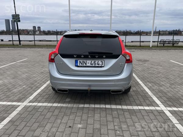 Pelēks Volvo V60 2014 Rīga, ar dzinēja tilpumu 2.40 L un nobraukumu 206 tūkst. km par 9990 €, foto 4 vietnē AUTOMOTO.COM.LV