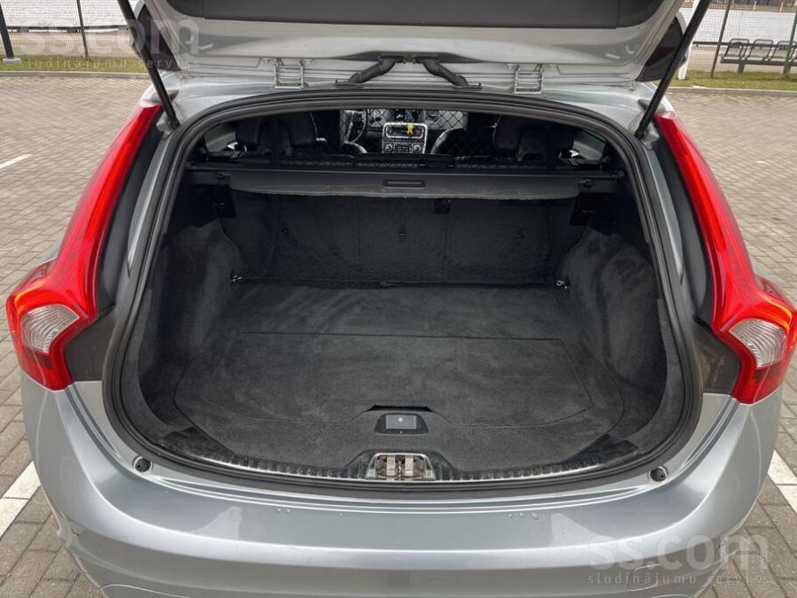 Pelēks Volvo V60 2014 Rīga, ar dzinēja tilpumu 2.40 L un nobraukumu 206 tūkst. km par 9990 €, foto 26 vietnē AUTOMOTO.COM.LV