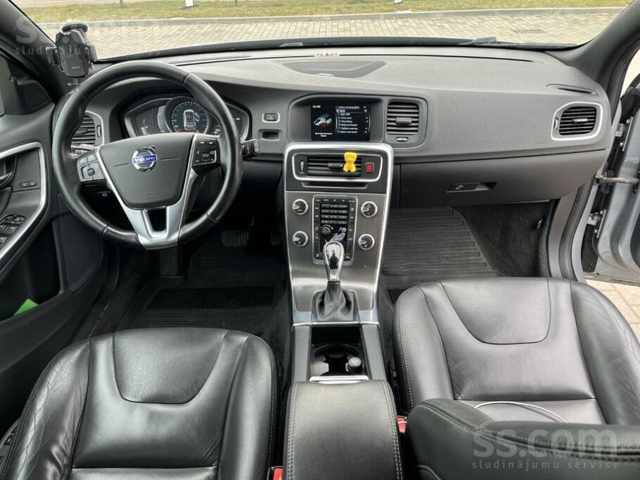 Pelēks Volvo V60 2014 Rīga, ar dzinēja tilpumu 2.40 L un nobraukumu 206 tūkst. km par 9990 €, foto 28 vietnē AUTOMOTO.COM.LV