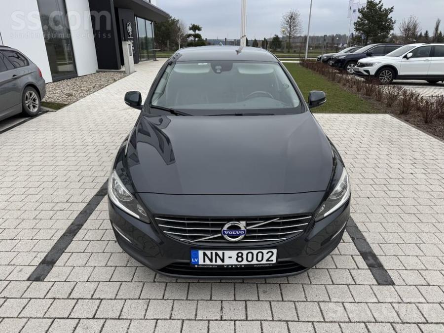 Pelēks Volvo V60 2014 Rīga, ar dzinēja tilpumu 2.00 L un nobraukumu 330 tūkst. km par 7800 €, foto 3 vietnē AUTOMOTO.COM.LV