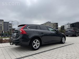 Pelēks Volvo V60 2014 Rīga, ar dzinēja tilpumu 2.00 L un nobraukumu 330 tūkst. km par 7800 €, foto 5 vietnē AUTOMOTO.COM.LV