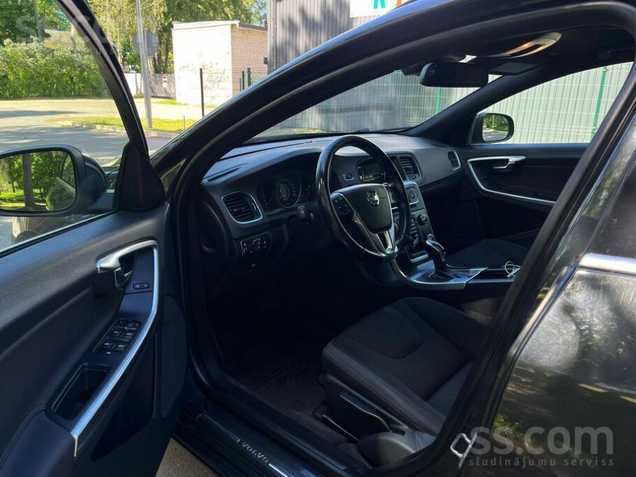 Grey Volvo V60 2014 in Riga, with an engine capacity of 1.60 L and mileage of 0 thousand km for 4599 €, photo 10 on AUTOMOTO.COM.LV
