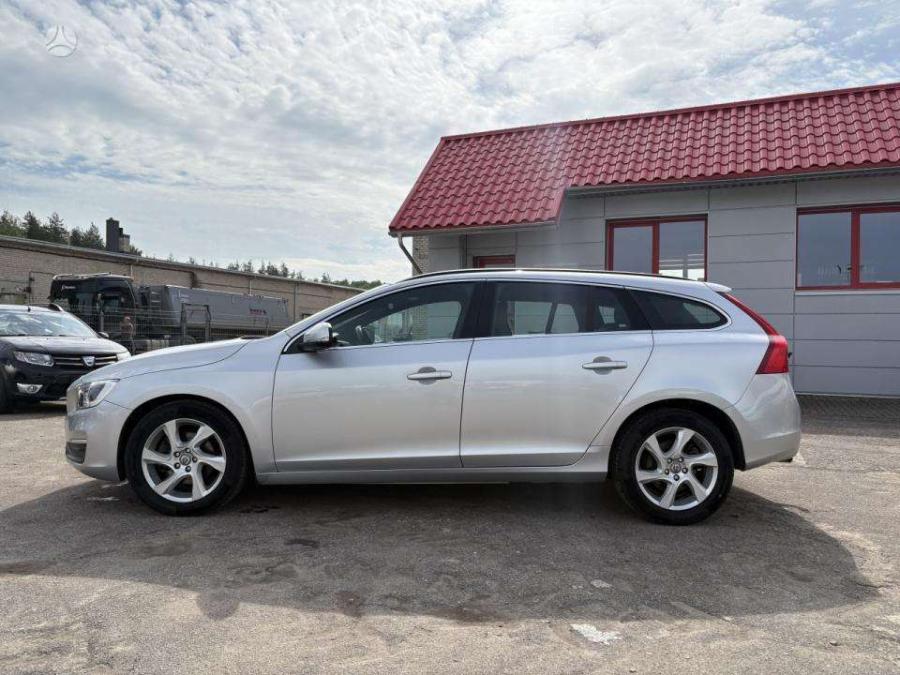 Grey Volvo V60 2014 in Radviliskis, with an engine capacity of 1.98 L and mileage of 142 thousand km for 7750 €, photo 8 on AUTOMOTO.COM.LV
