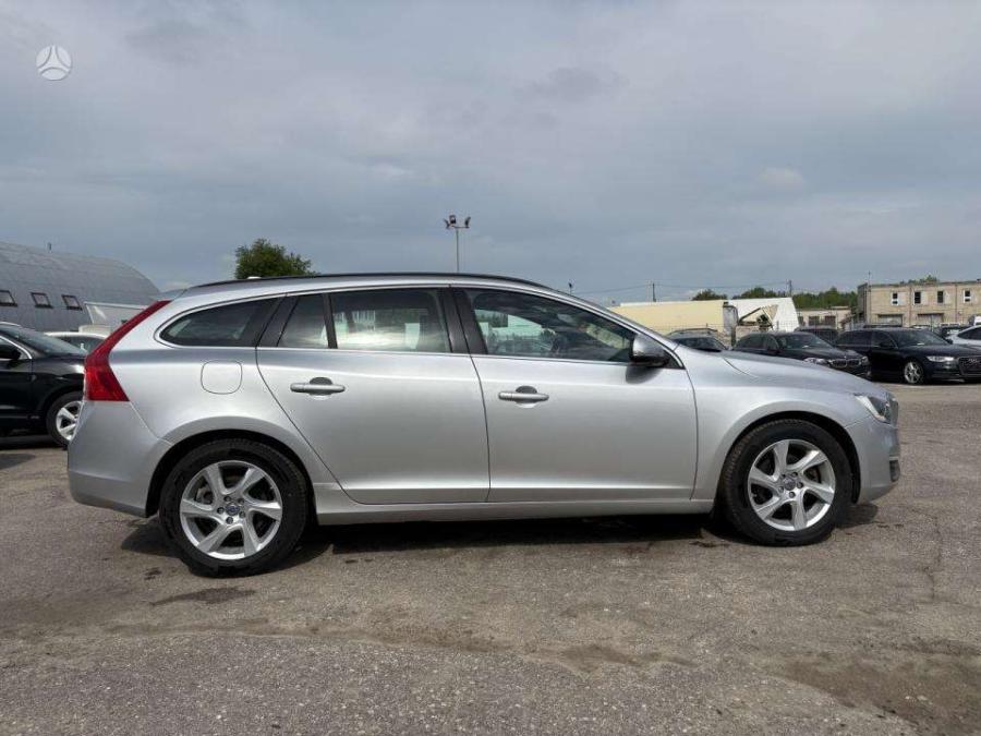 Grey Volvo V60 2014 in Radviliskis, with an engine capacity of 1.98 L and mileage of 142 thousand km for 7750 €, photo 9 on AUTOMOTO.COM.LV