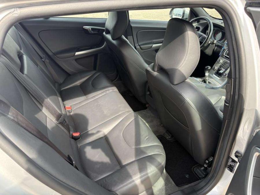 Grey Volvo V60 2014 in Radviliskis, with an engine capacity of 1.98 L and mileage of 142 thousand km for 7750 €, photo 11 on AUTOMOTO.COM.LV