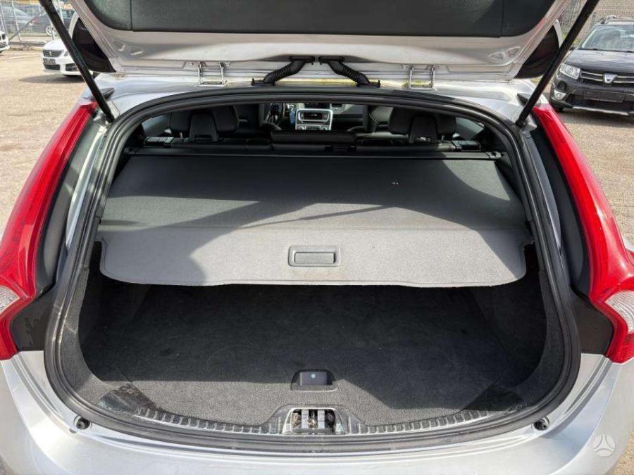 Grey Volvo V60 2014 in Radviliskis, with an engine capacity of 1.98 L and mileage of 142 thousand km for 7750 €, photo 13 on AUTOMOTO.COM.LV