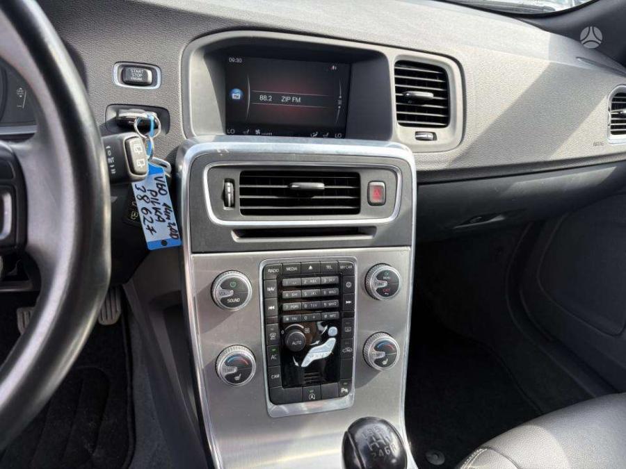 Grey Volvo V60 2014 in Radviliskis, with an engine capacity of 1.98 L and mileage of 142 thousand km for 7750 €, photo 17 on AUTOMOTO.COM.LV