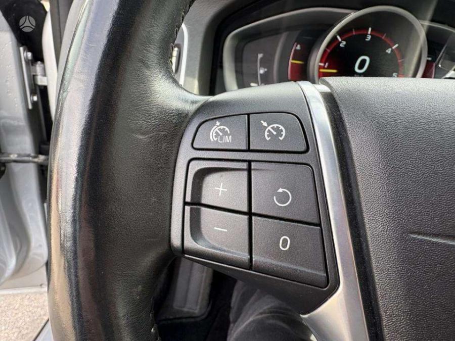 Grey Volvo V60 2014 in Radviliskis, with an engine capacity of 1.98 L and mileage of 142 thousand km for 7750 €, photo 19 on AUTOMOTO.COM.LV