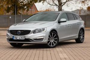 Pelēks Volvo V60 2014 Jelgava, ar dzinēja tilpumu 2.40 L un nobraukumu 156 tūkst. km par 12900 €, foto  vietnē AUTOMOTO.COM.LV