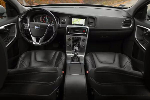 Pelēks Volvo V60 2014 Jelgava, ar dzinēja tilpumu 2.40 L un nobraukumu 156 tūkst. km par 12900 €, foto 8 vietnē AUTOMOTO.COM.LV