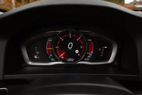 Pelēks Volvo V60 2014 Jelgava, ar dzinēja tilpumu 2.40 L un nobraukumu 156 tūkst. km par 12900 €, foto 9 vietnē AUTOMOTO.COM.LV
