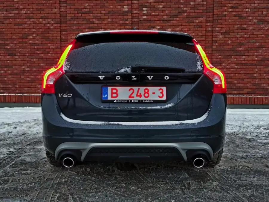 Grey Volvo V60 2014 in Riga, with an engine capacity of 2.00 L and mileage of 220 thousand km for 13100 €, photo 7 on AUTOMOTO.COM.LV
