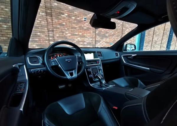 Grey Volvo V60 2014 in Riga, with an engine capacity of 2.00 L and mileage of 220 thousand km for 13100 €, photo 10 on AUTOMOTO.COM.LV