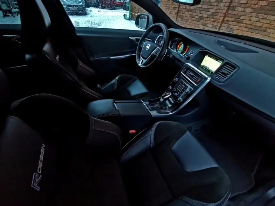 Grey Volvo V60 2014 in Riga, with an engine capacity of 2.00 L and mileage of 220 thousand km for 13100 €, photo 14 on AUTOMOTO.COM.LV