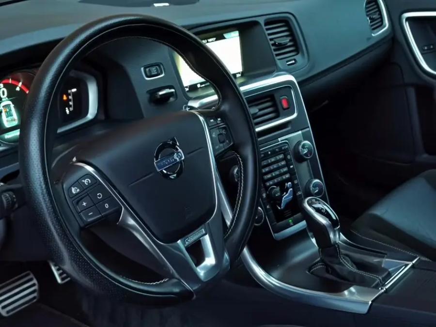 Grey Volvo V60 2014 in Riga, with an engine capacity of 2.00 L and mileage of 220 thousand km for 13100 €, photo 17 on AUTOMOTO.COM.LV
