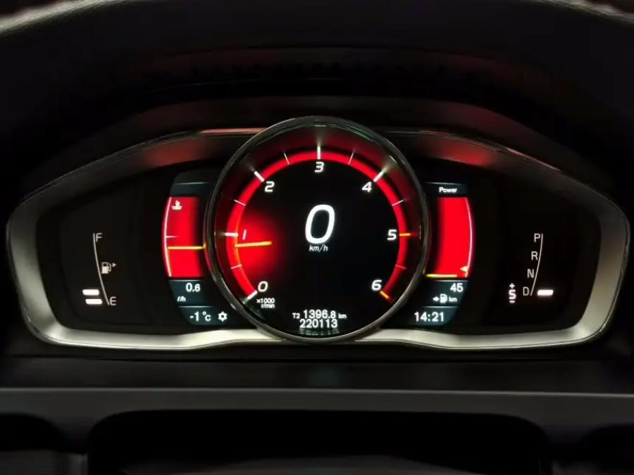 Grey Volvo V60 2014 in Riga, with an engine capacity of 2.00 L and mileage of 220 thousand km for 13100 €, photo 18 on AUTOMOTO.COM.LV