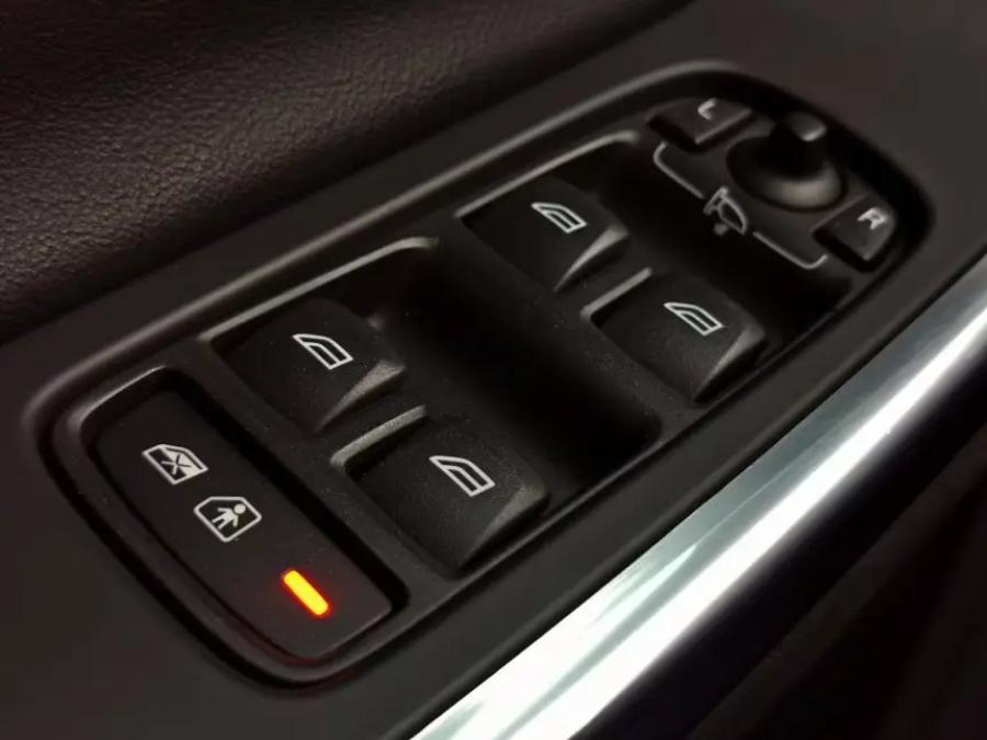 Grey Volvo V60 2014 in Riga, with an engine capacity of 2.00 L and mileage of 220 thousand km for 13100 €, photo 20 on AUTOMOTO.COM.LV