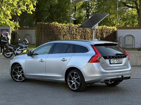 Pelēks Volvo V60 2014 Jelgava, ar dzinēja tilpumu 2.00 L un nobraukumu 244 tūkst. km par 9900 €, foto 3 vietnē AUTOMOTO.COM.LV