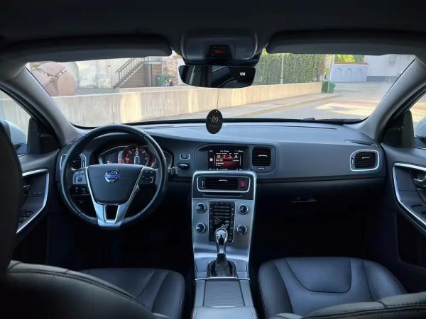 Pelēks Volvo V60 2014 Jelgava, ar dzinēja tilpumu 2.00 L un nobraukumu 244 tūkst. km par 9900 €, foto 7 vietnē AUTOMOTO.COM.LV
