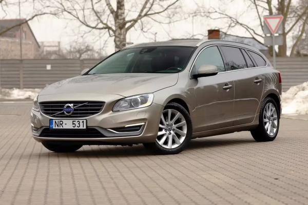 Pelēks Volvo V60 2014 Jelgava, ar dzinēja tilpumu 2.00 L un nobraukumu 200 tūkst. km par 8900 €, foto 1 vietnē AUTOMOTO.COM.LV
